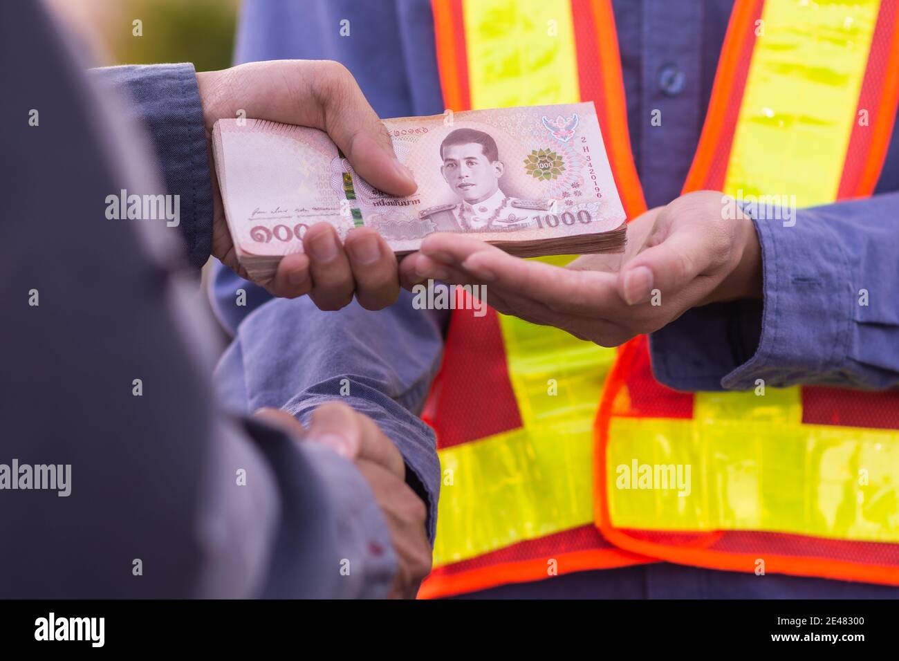Cash in hand payment builder hi-res stock photography and images - Alamy