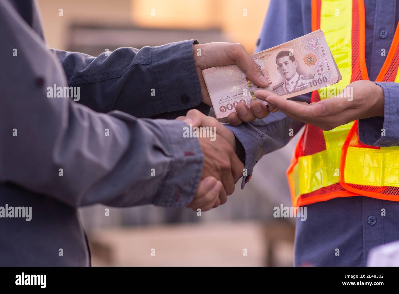 Cash in hand payment builder hi-res stock photography and images - Alamy