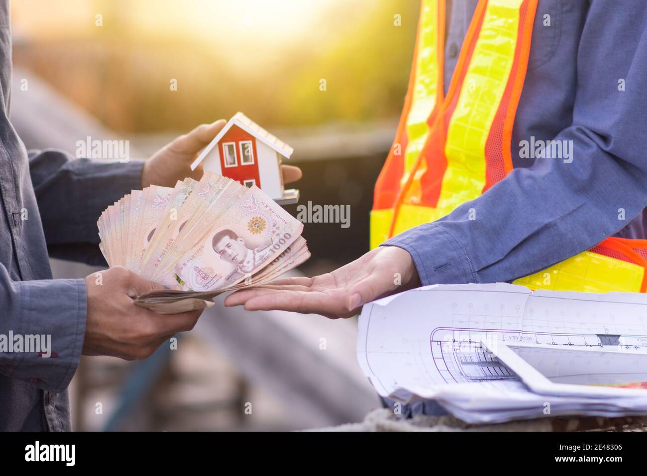 Cash in hand payment builder hi-res stock photography and images - Alamy
