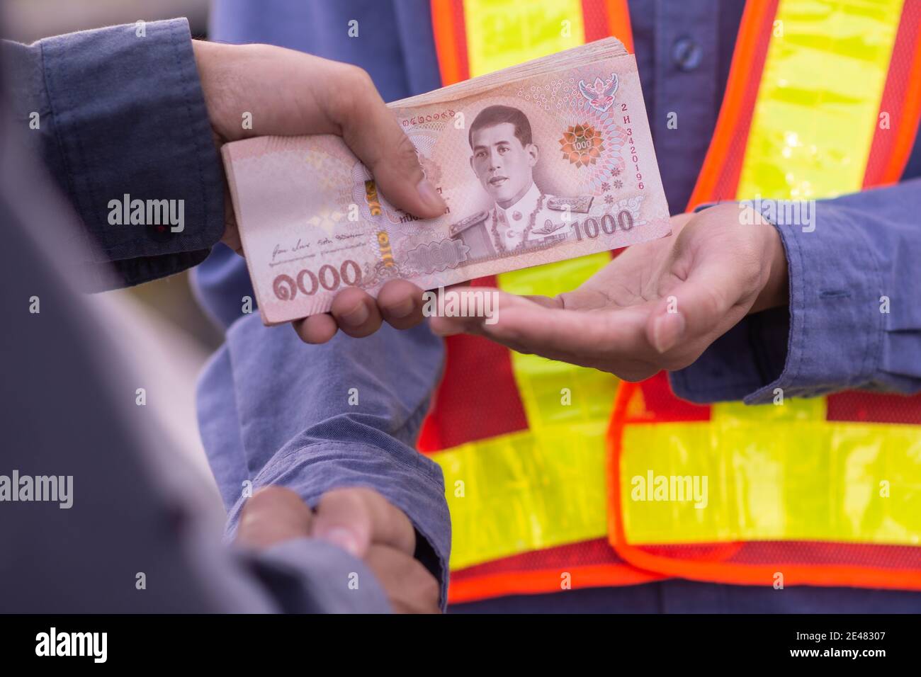 Cash in hand payment builder hi-res stock photography and images - Alamy