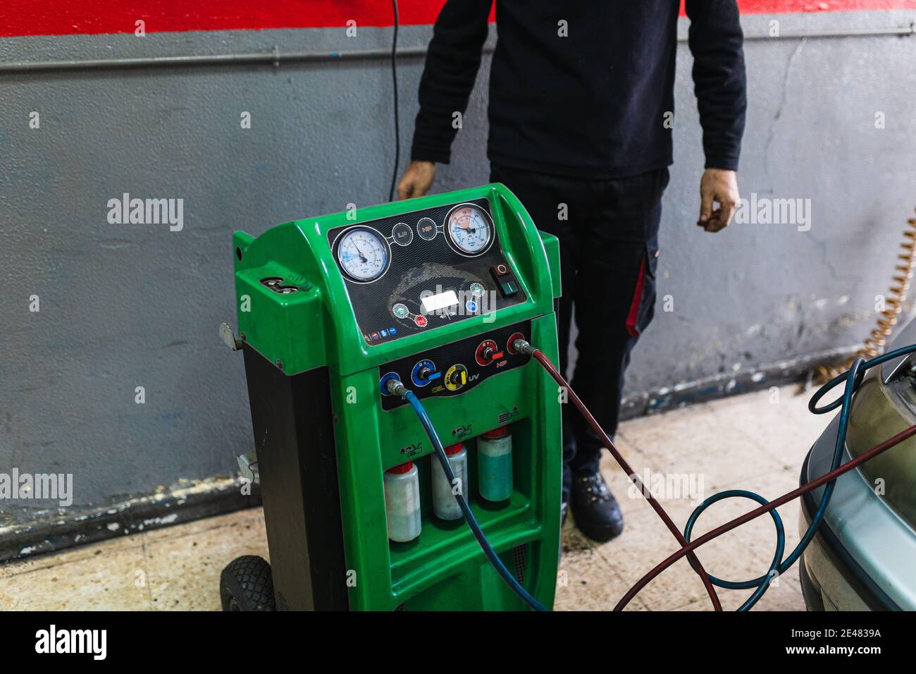 Machine to charge the air conditioning in the car Stock Photo - Alamy