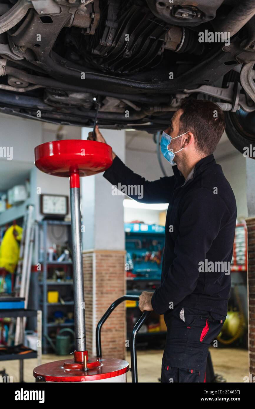 Inside mechanic garage hi-res stock photography and images - Alamy