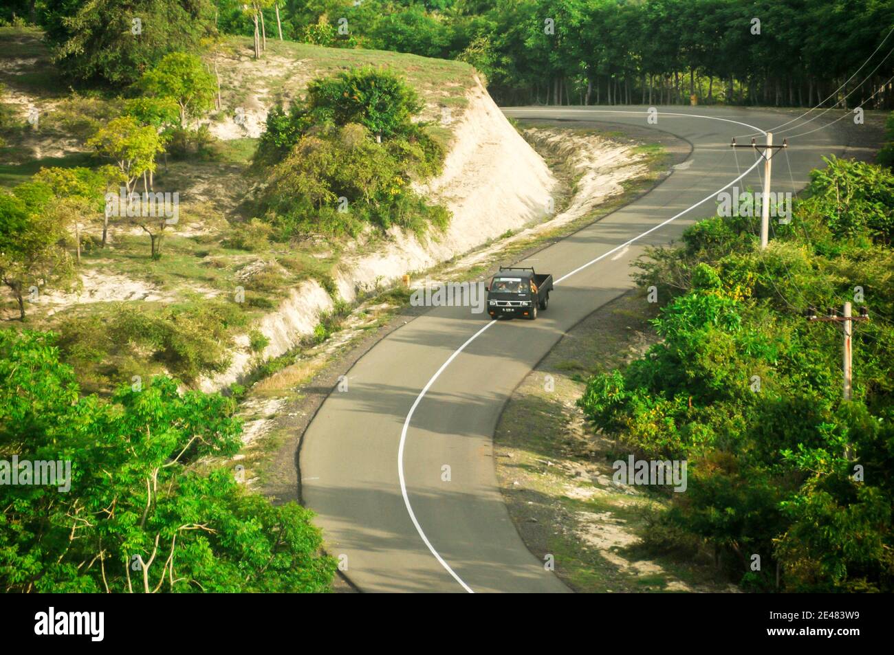Highway into hills hi-res stock photography and images - Alamy