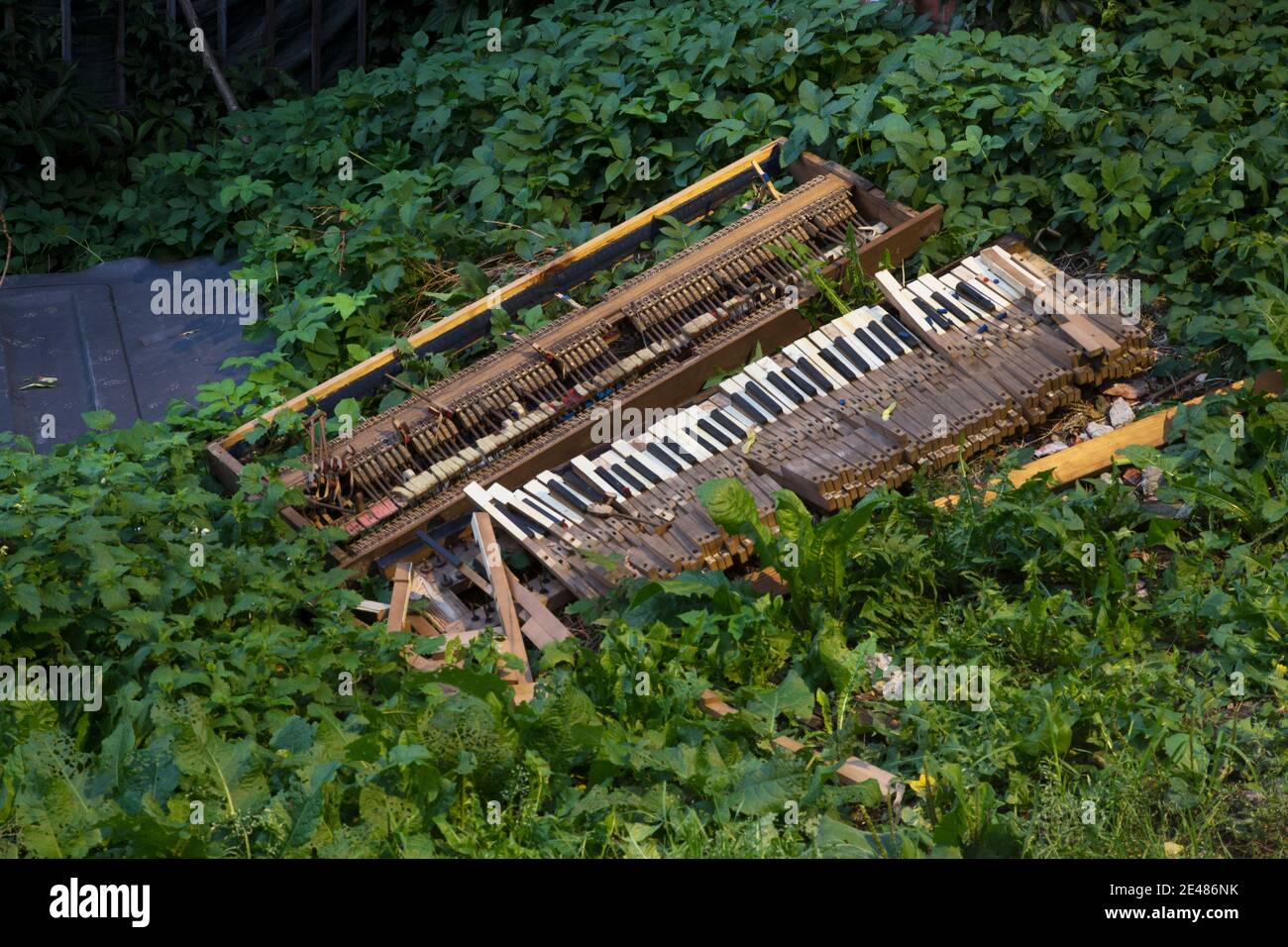 Broken piano hi-res stock photography and images - Alamy