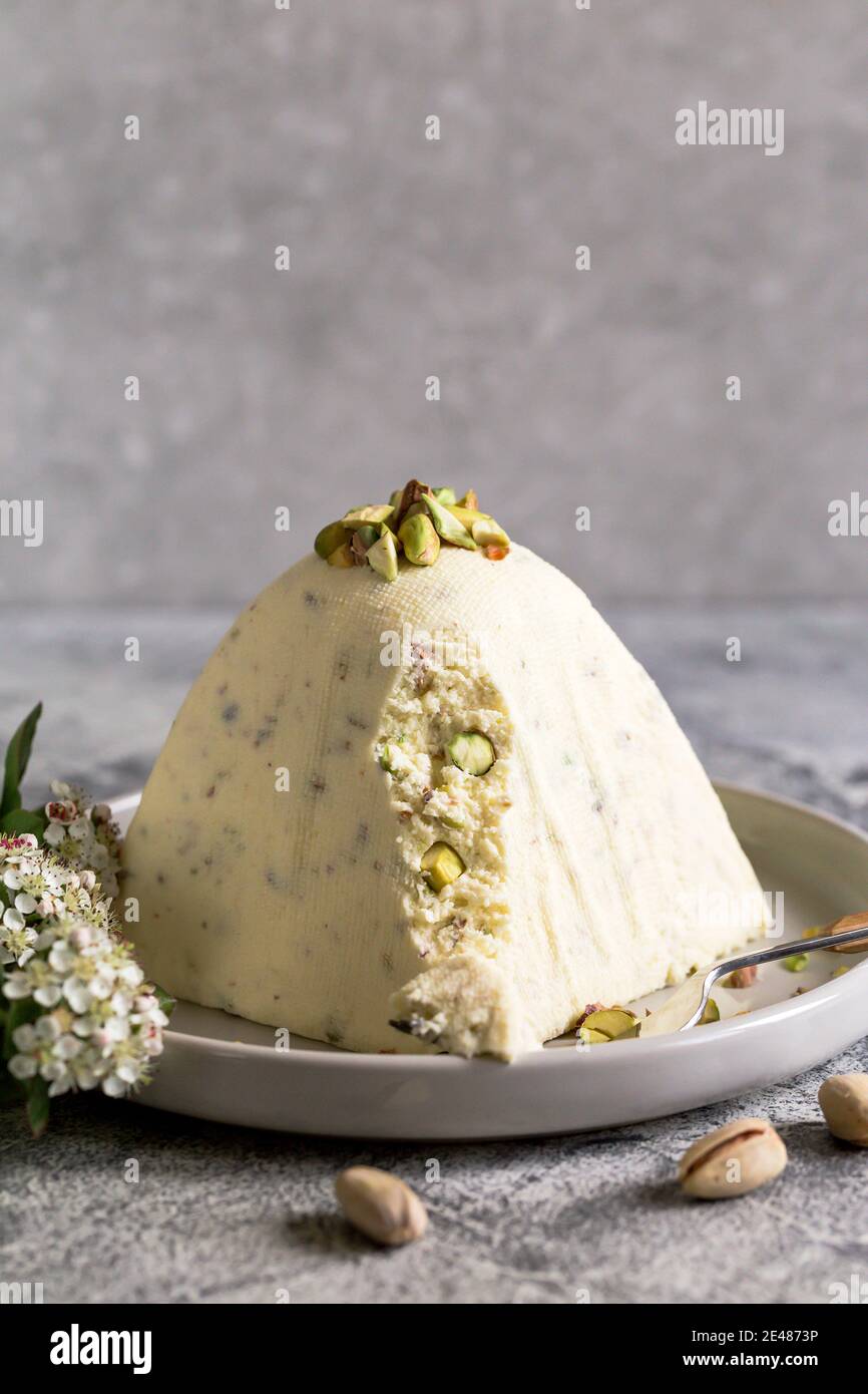 Paskha and kulich with pistachios. Traditional Russian Orthodox Easter ...