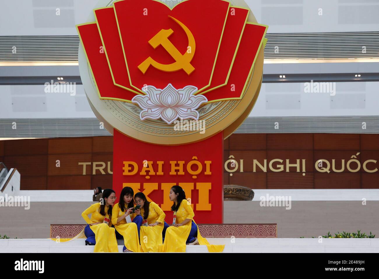 Ao dai party hi-res stock photography and images - Alamy