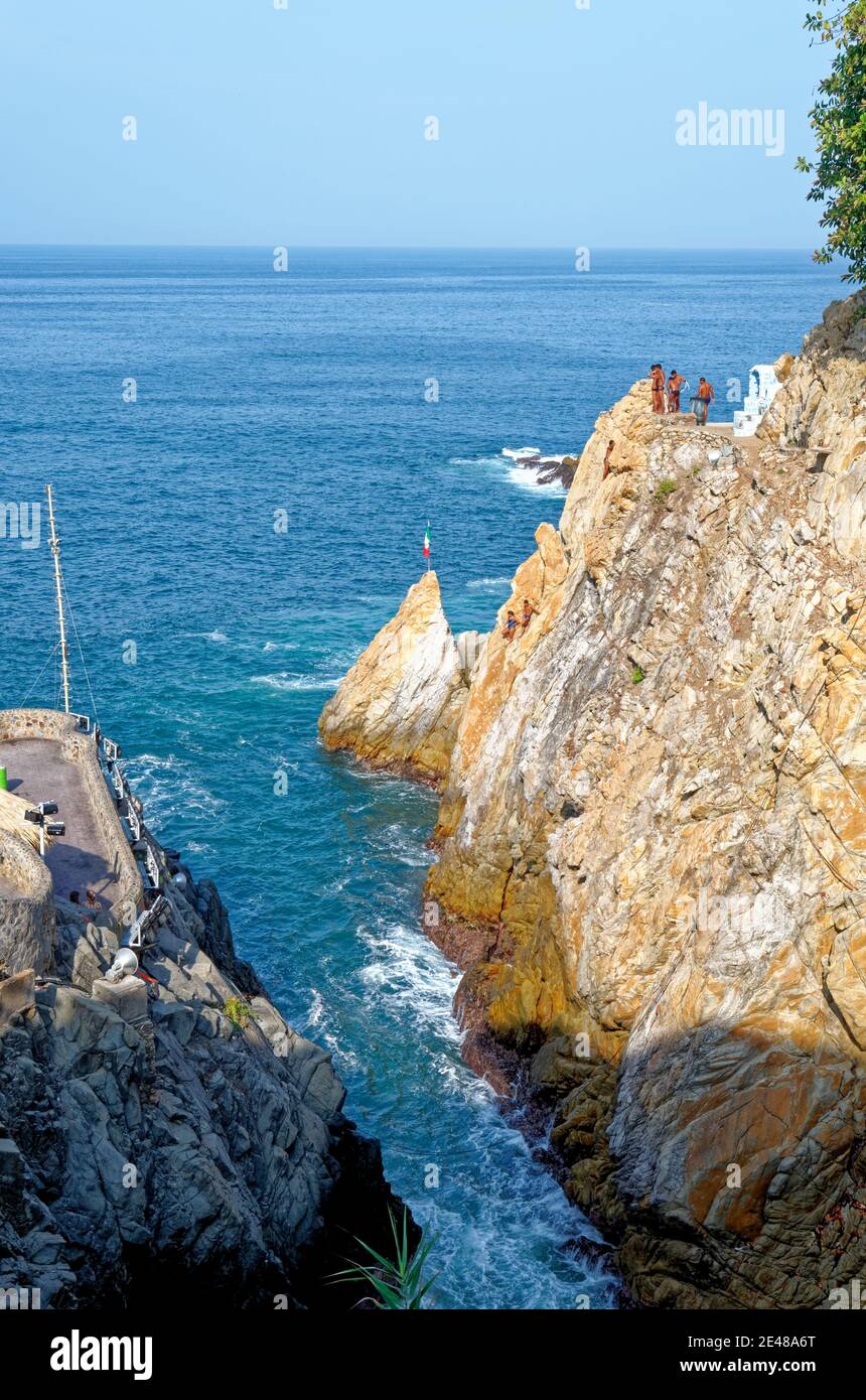 Cliff divers acapulco ;a quebrada hi-res stock photography and images ...