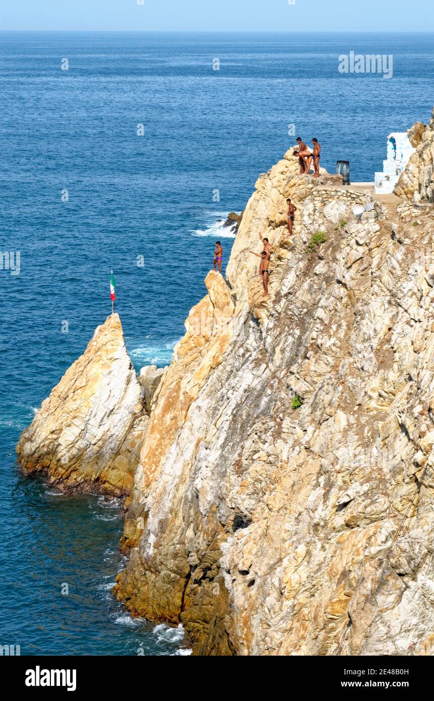 Cliff divers acapulco ;a quebrada hi-res stock photography and images ...