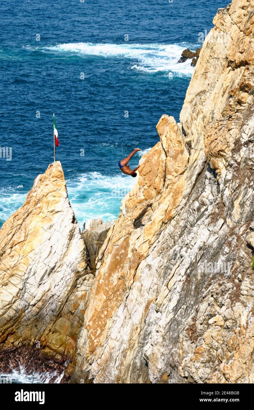 Cliff diving acapulco hi-res stock photography and images - Alamy