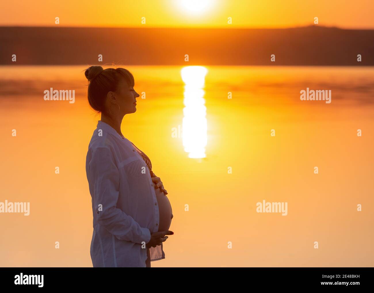 Beach sunset maternity pregnancy pregnant silhouette hi-res stock ...