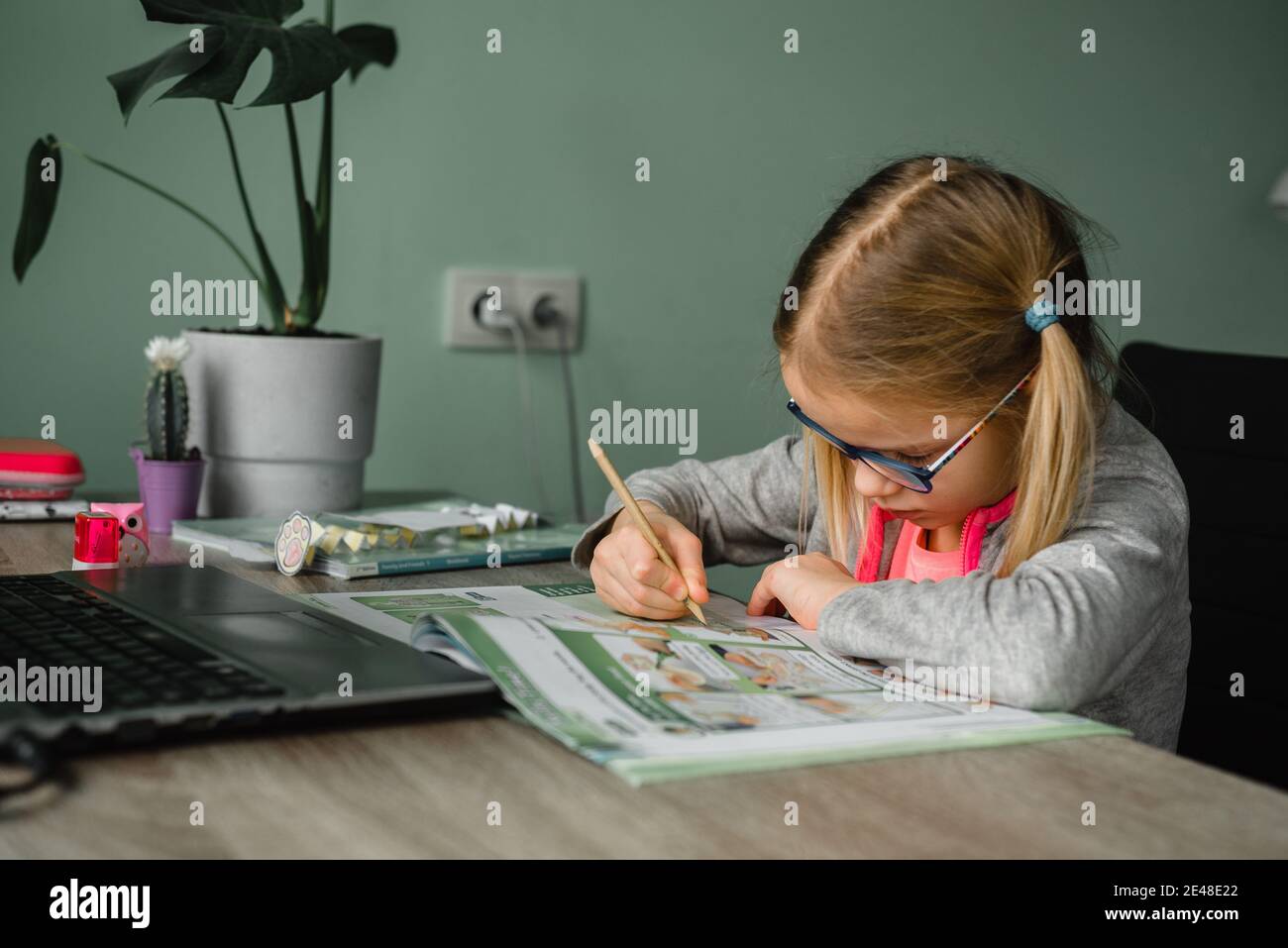 Junior girl student hi-res stock photography and images - Alamy
