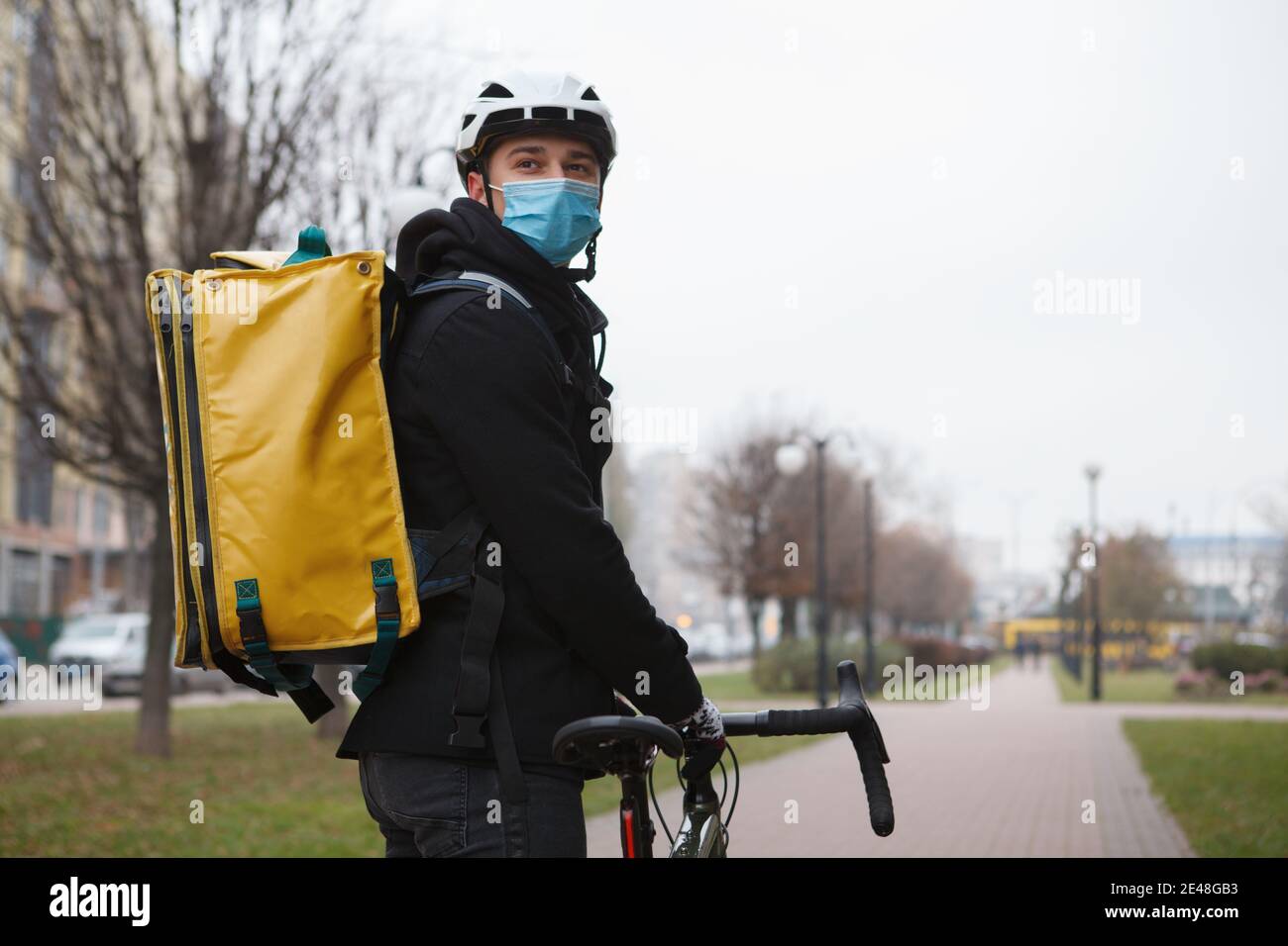 Gravel shoulder hi-res stock photography and images - Alamy