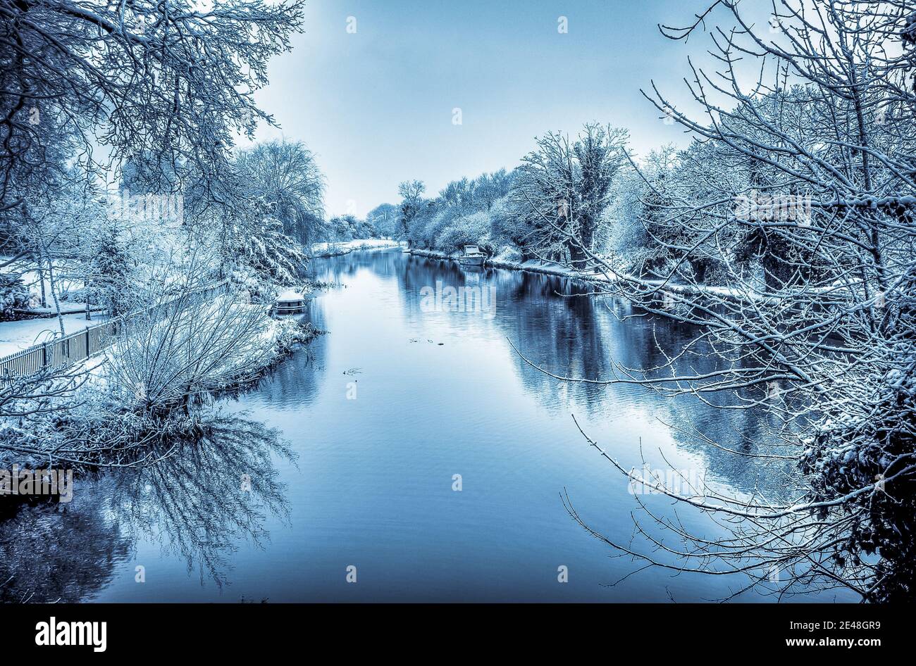 The Kennet and Avon canal near Kintbury Lock in Berkshire on a cold ...