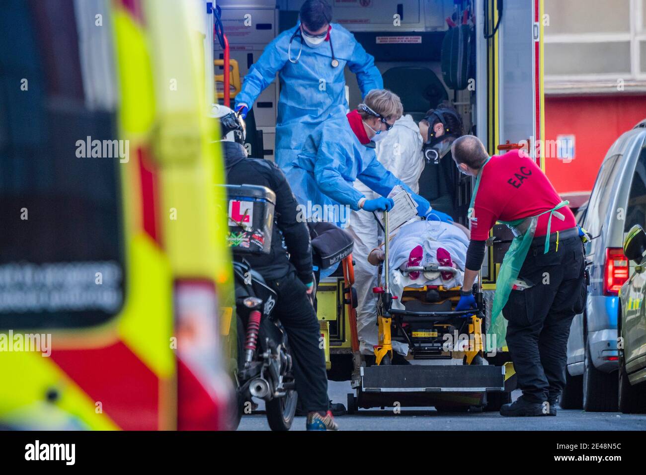 London, UK. 22nd Jan, 2021. A medic in a respirator and full PPE ...