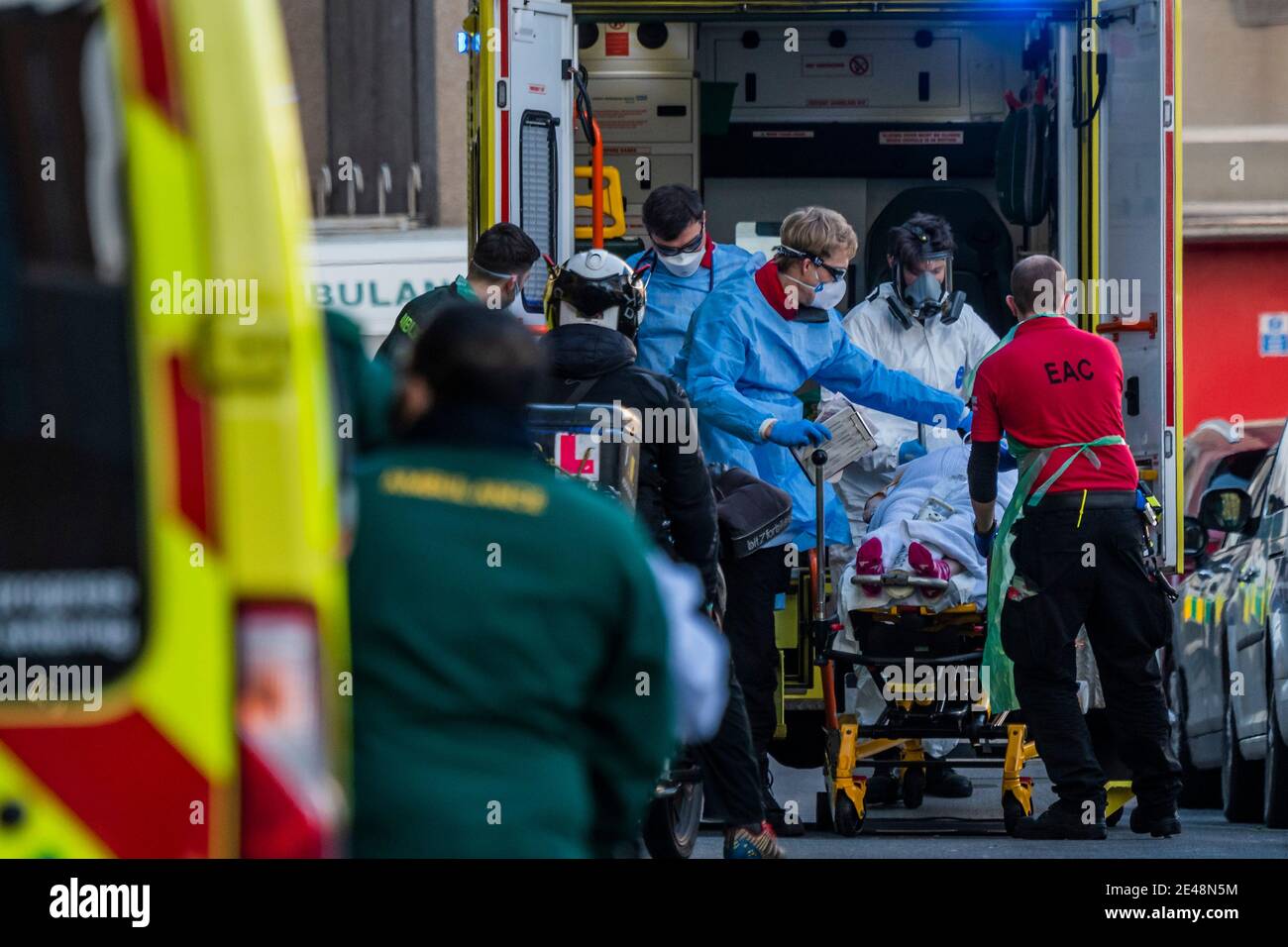 London, UK. 22nd Jan, 2021. A medic in a respirator and full PPE ...