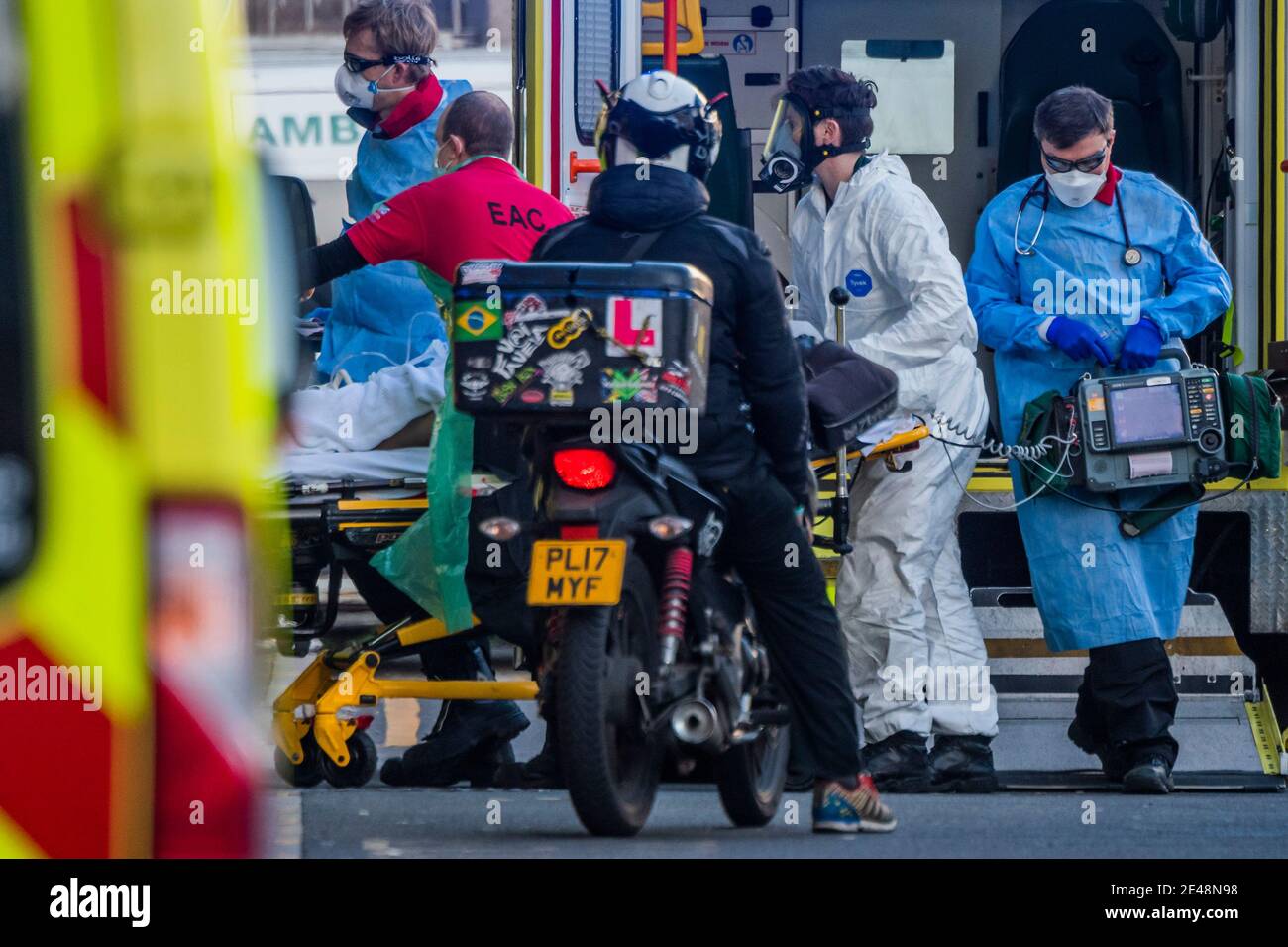 London, UK. 22nd Jan, 2021. A medic in a respirator and full PPE ...