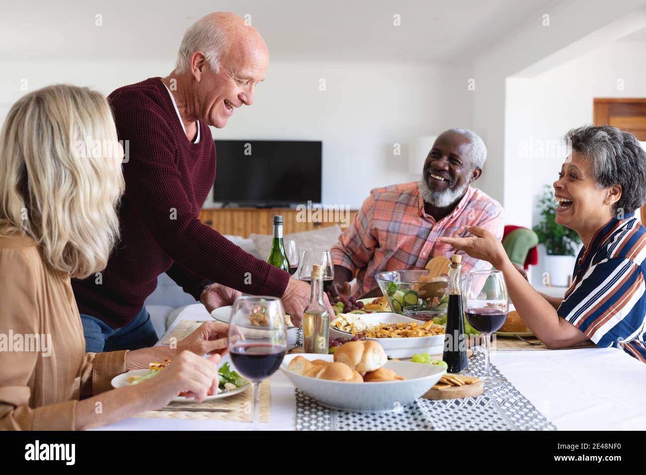Couples eating restaurant hi-res stock photography and images - Alamy
