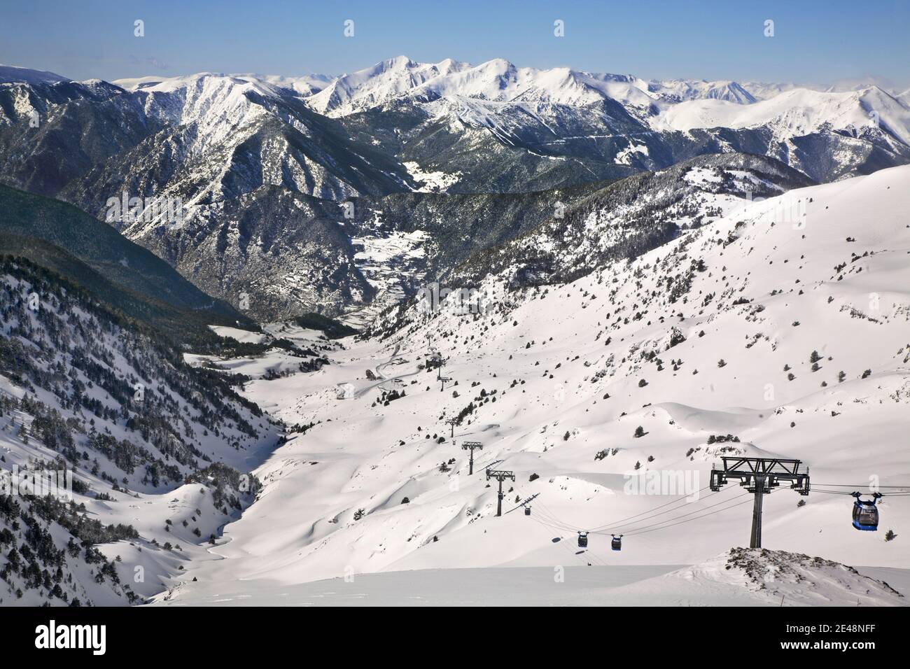 Aerial lift attractions hi-res stock photography and images - Alamy