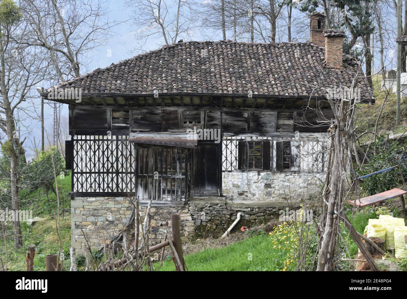 Old rural stone house hi-res stock photography and images - Alamy
