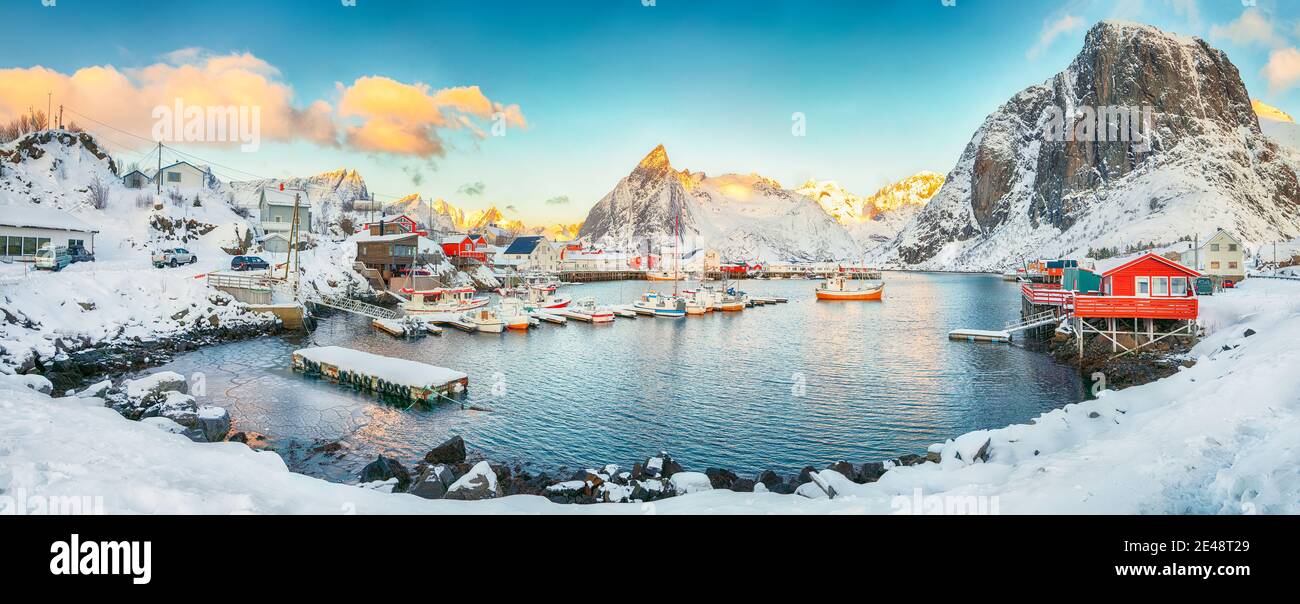 Gorgeous winter view on Hamnoy village with port and Festhaeltinden and ...