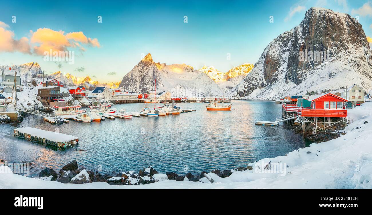 Gorgeous winter view on Hamnoy village with port and Festhaeltinden and ...
