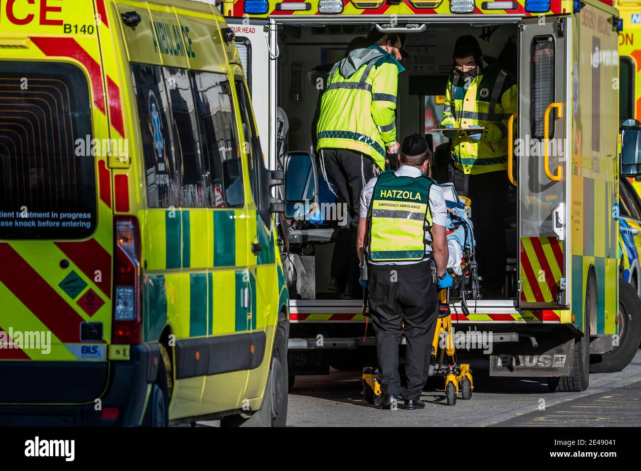 London, UK. 22nd Jan, 2021. A Hatzola (jewish ambulance charity) crew ...