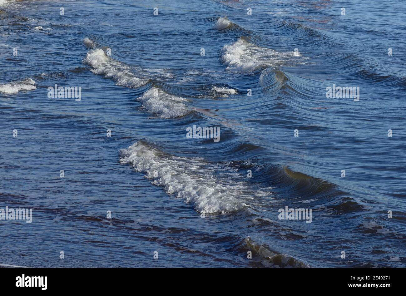 Wave pattern of an incoming tide Stock Photo - Alamy