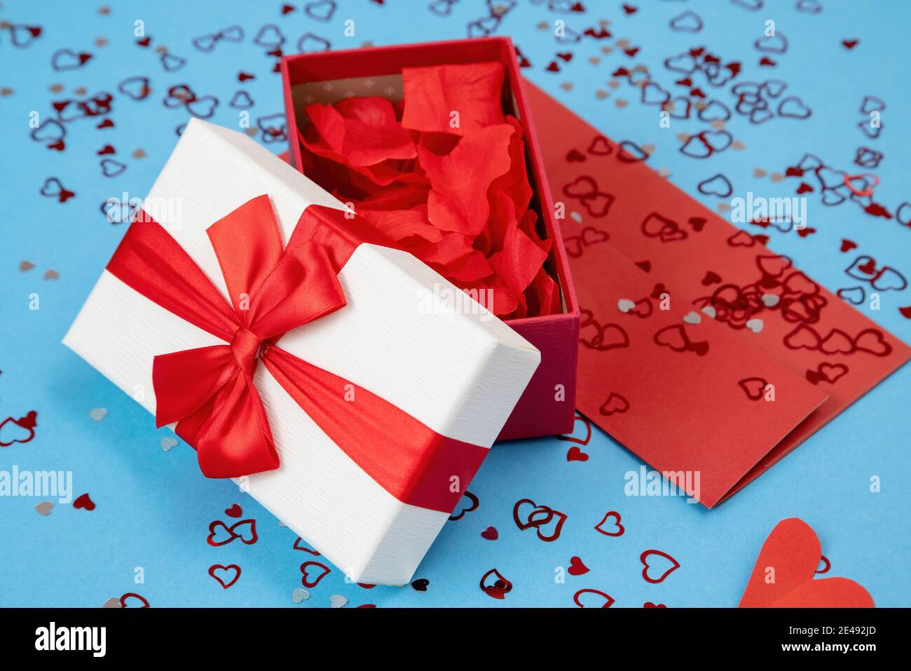 Red gift box envelope hi-res stock photography and images - Alamy