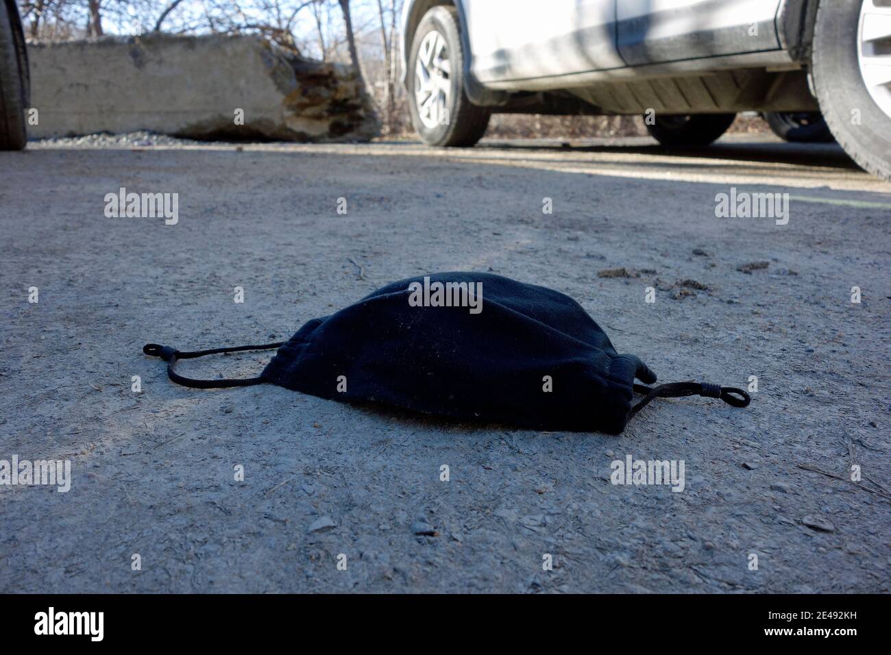 a disgarded mask lying on the ground Stock Photo - Alamy