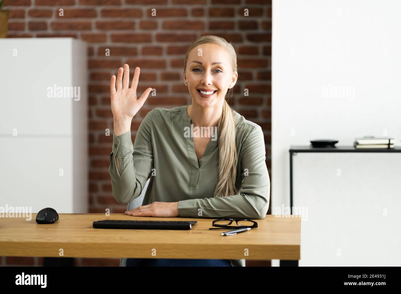 Women saying hello hi-res stock photography and images - Alamy