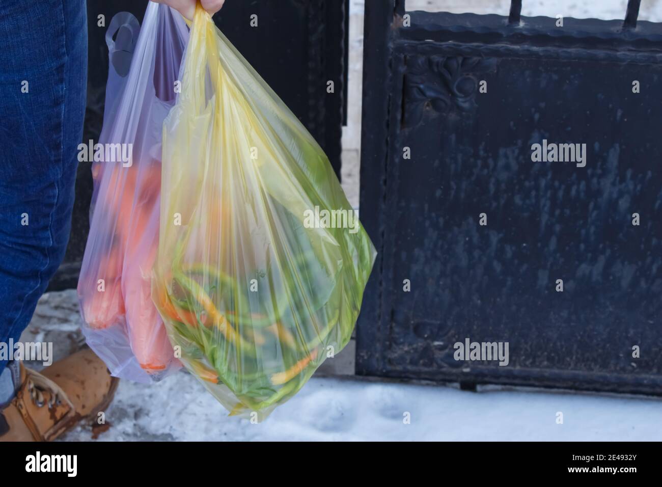 Plastic bag grocery hand hi-res stock photography and images - Alamy