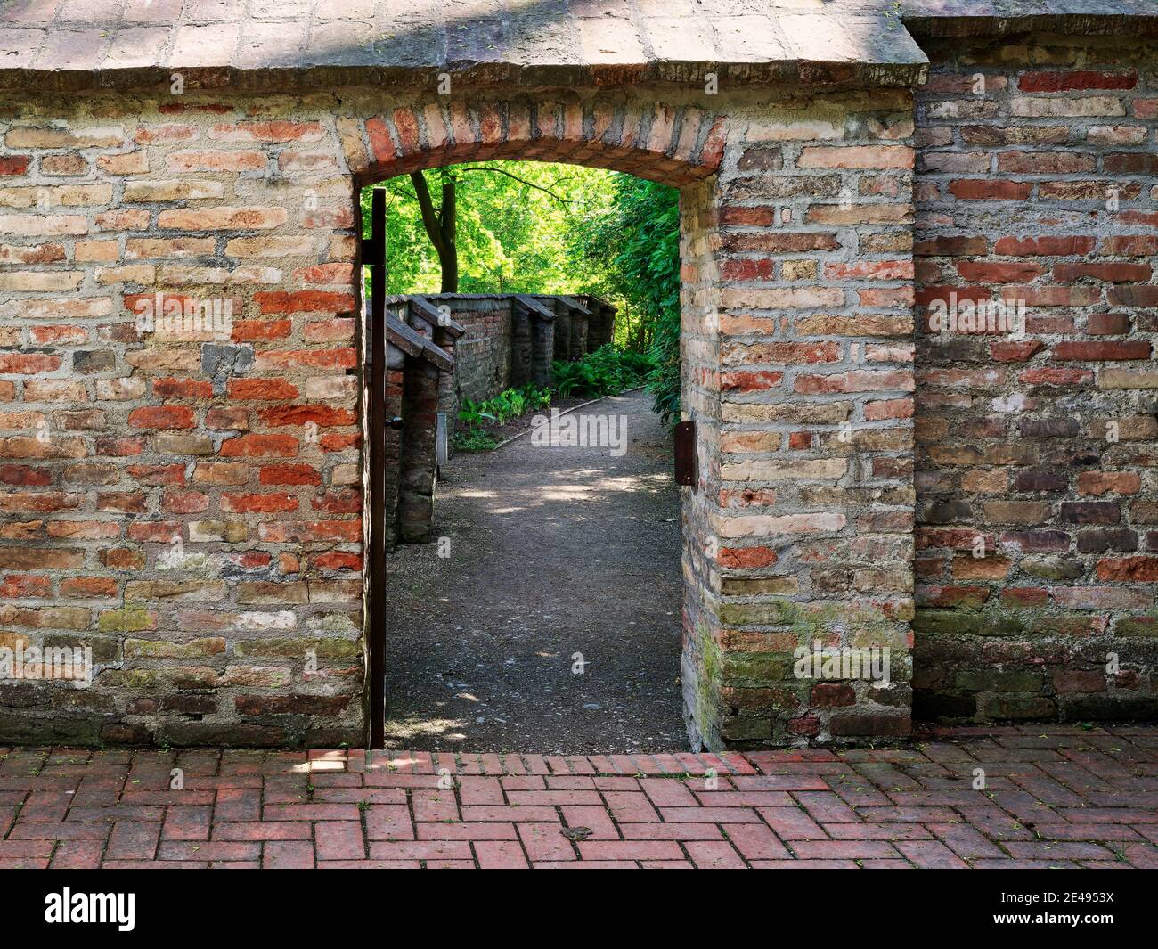 Passage, passage, trees, iron gate, park, park, ramparts, bastion, city ...