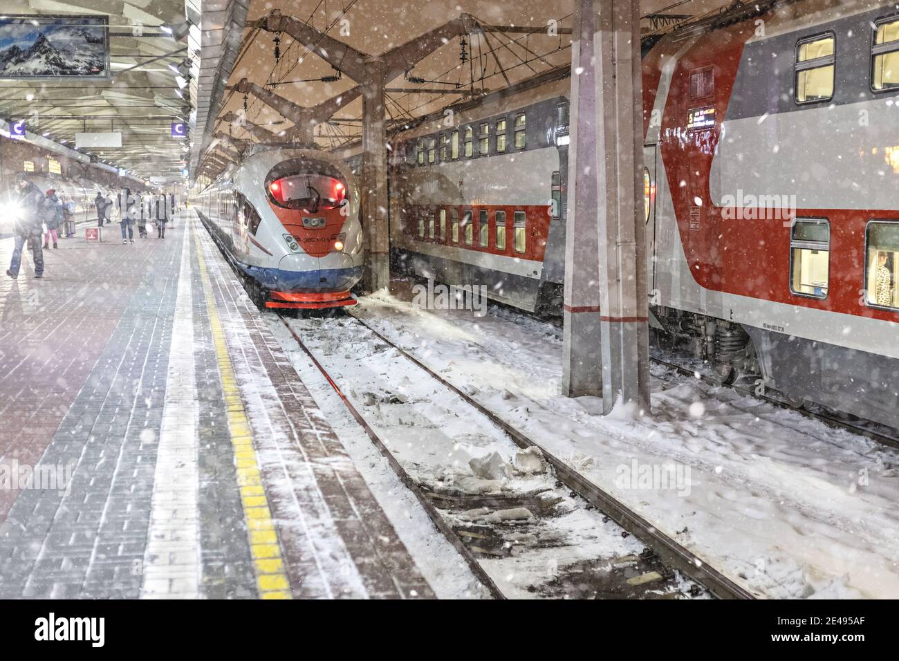 People train platform snow High Resolution Stock Photography and Images ...