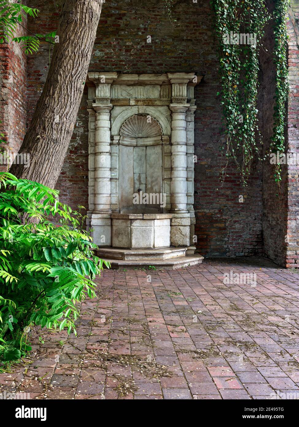 Venetian shell fountain, shell fountain, drinking water fountain, wall ...