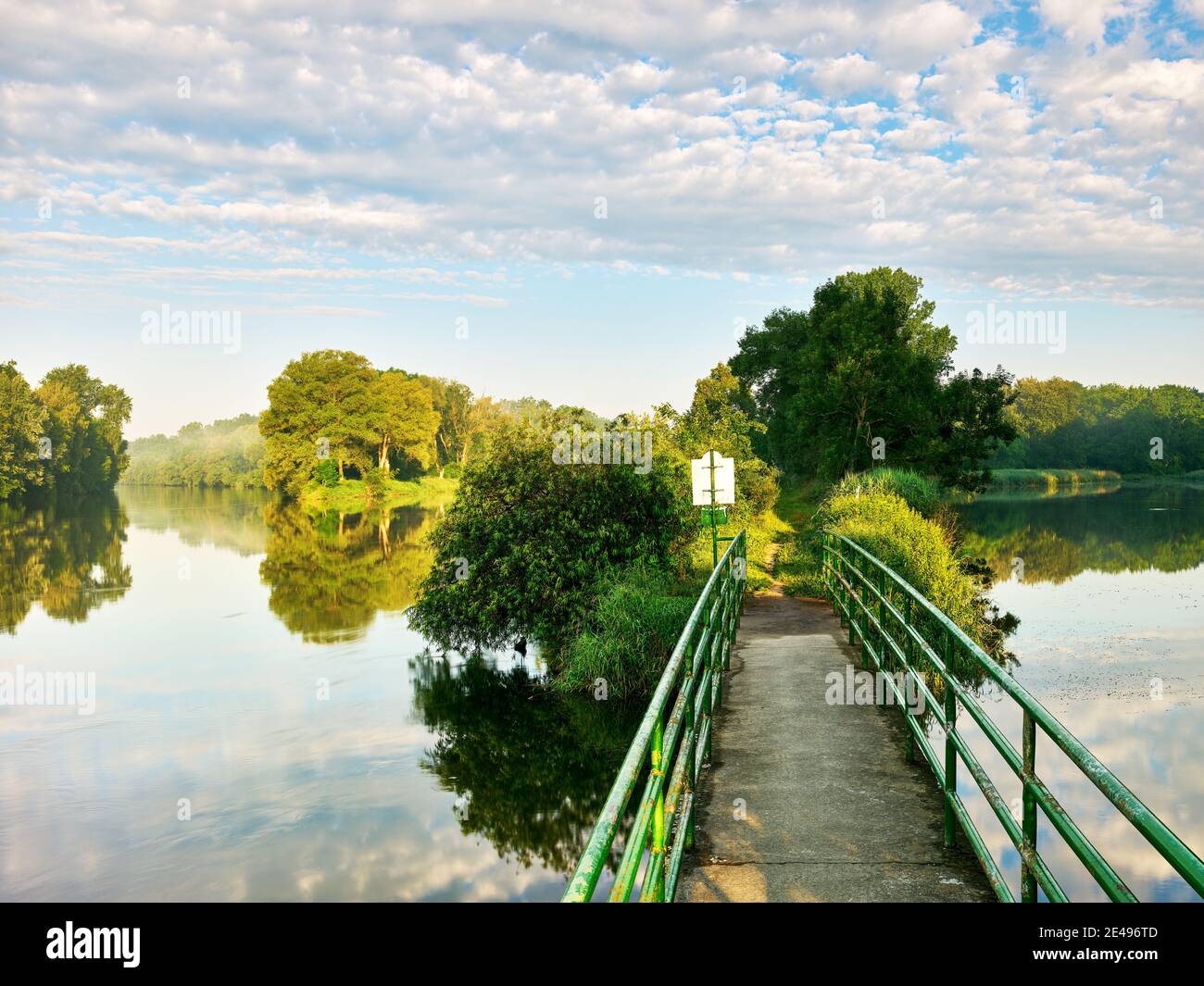 Bank lake nature hi-res stock photography and images - Alamy