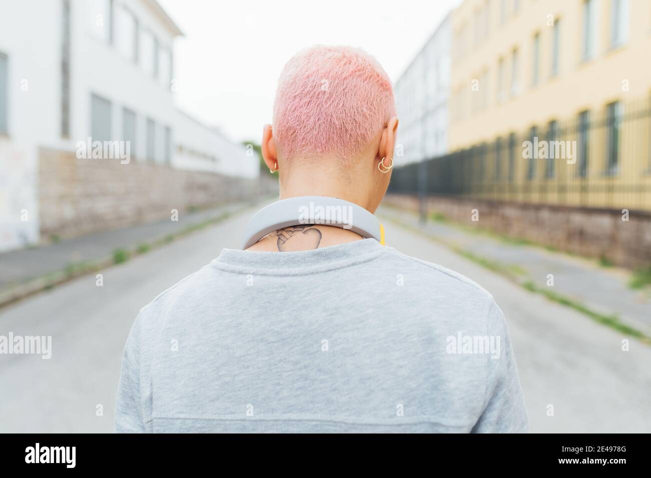 Short pink hair hi-res stock photography and images - Alamy
