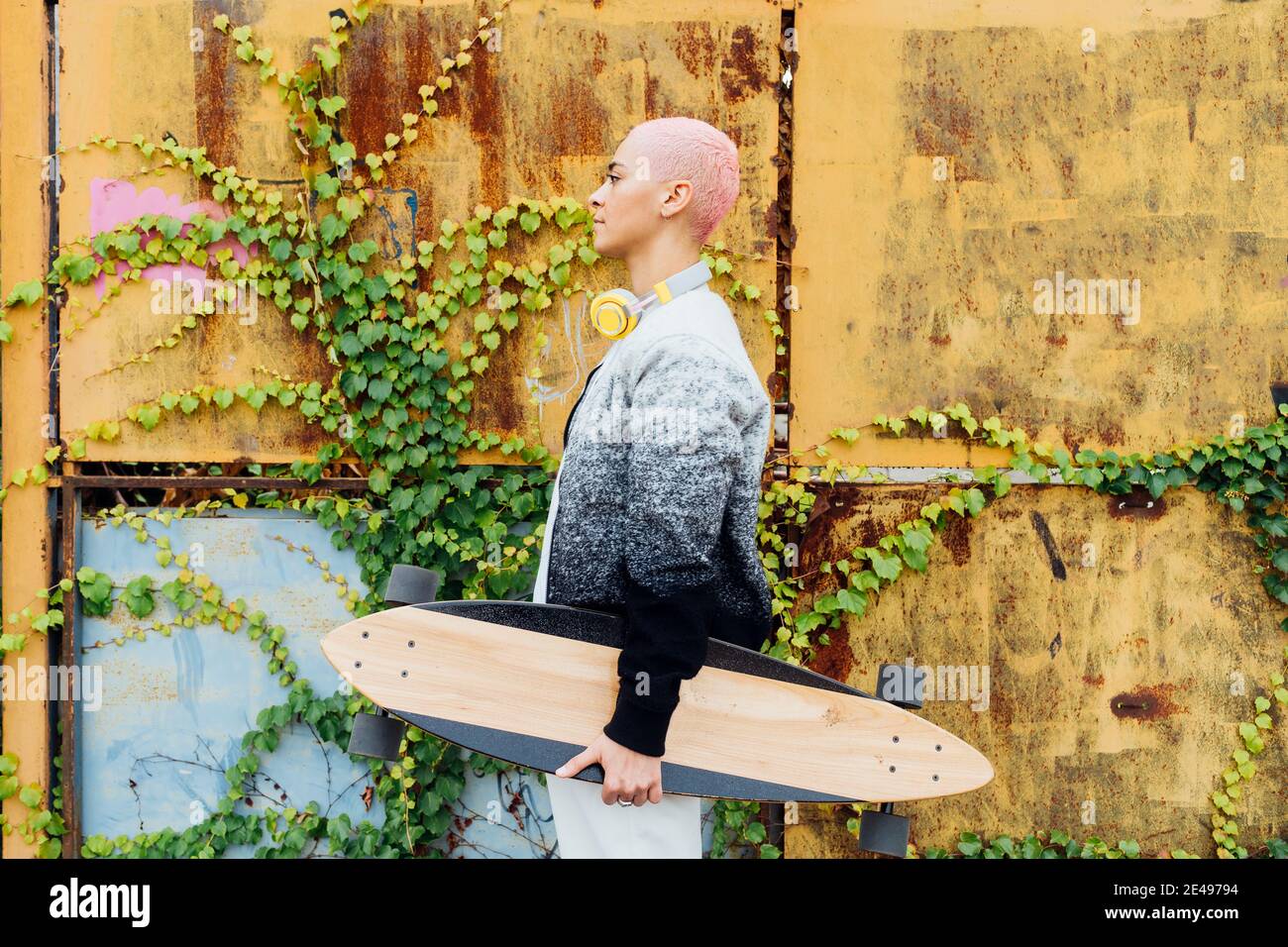 Side view portrait of a skateboarder Stock Photo - Alamy