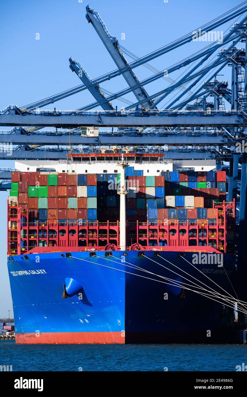 Delays at ports hi-res stock photography and images - Alamy