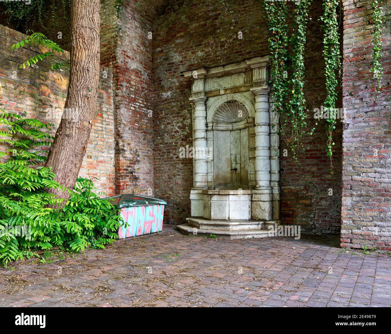 Venetian shell fountain, shell fountain, drinking water fountain, wall ...