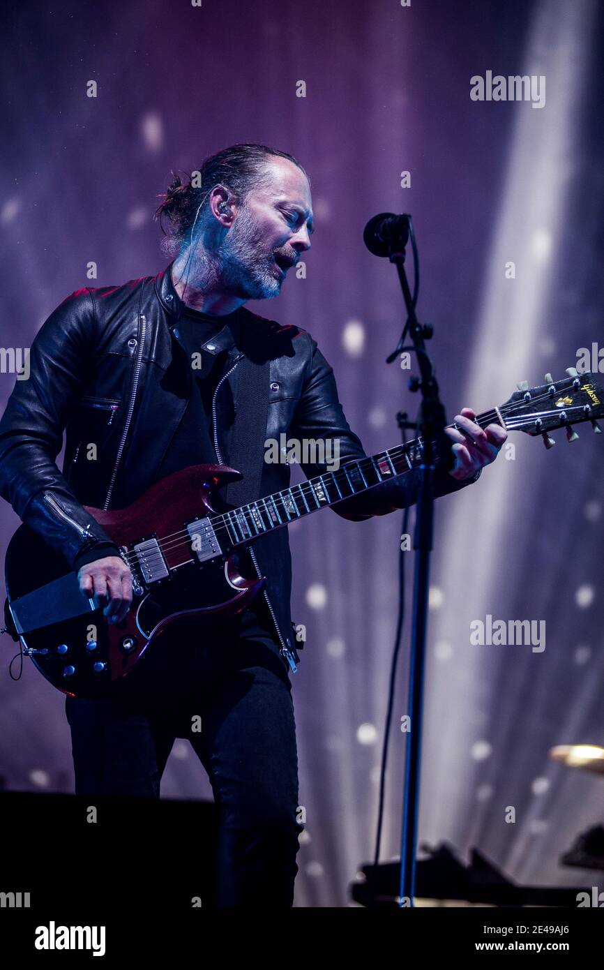 Radiohead vocalist hi-res stock photography and images - Alamy