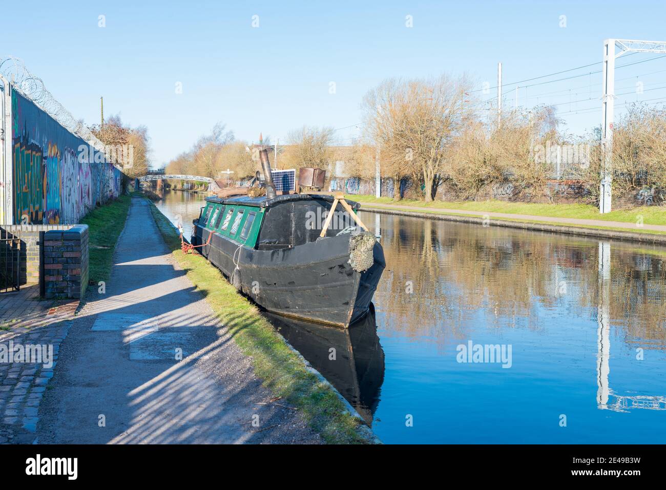 Old narrowboat hi-res stock photography and images - Alamy