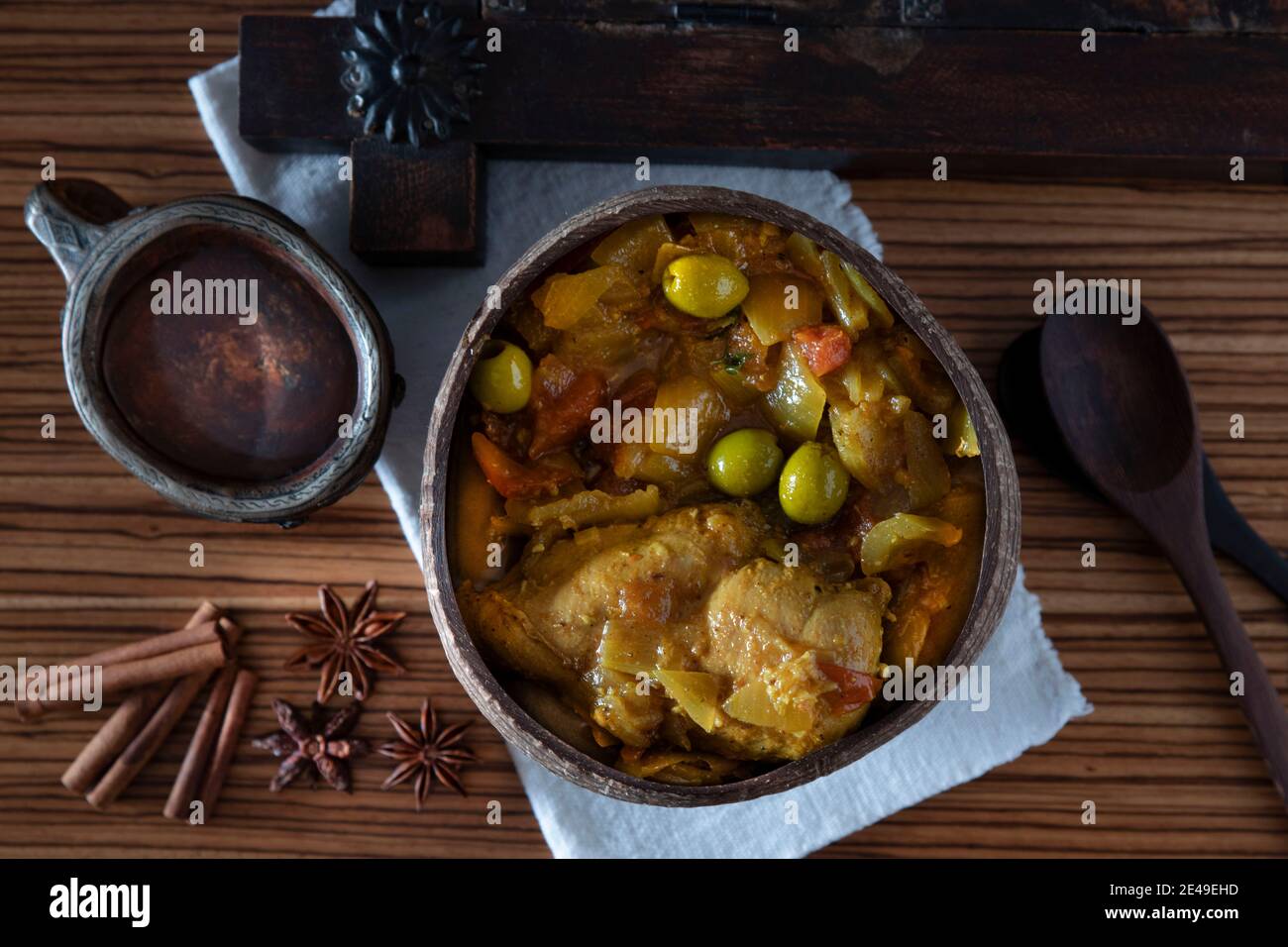 Traditional tagine plate with chicken, lemon and olive Stock Photo - Alamy