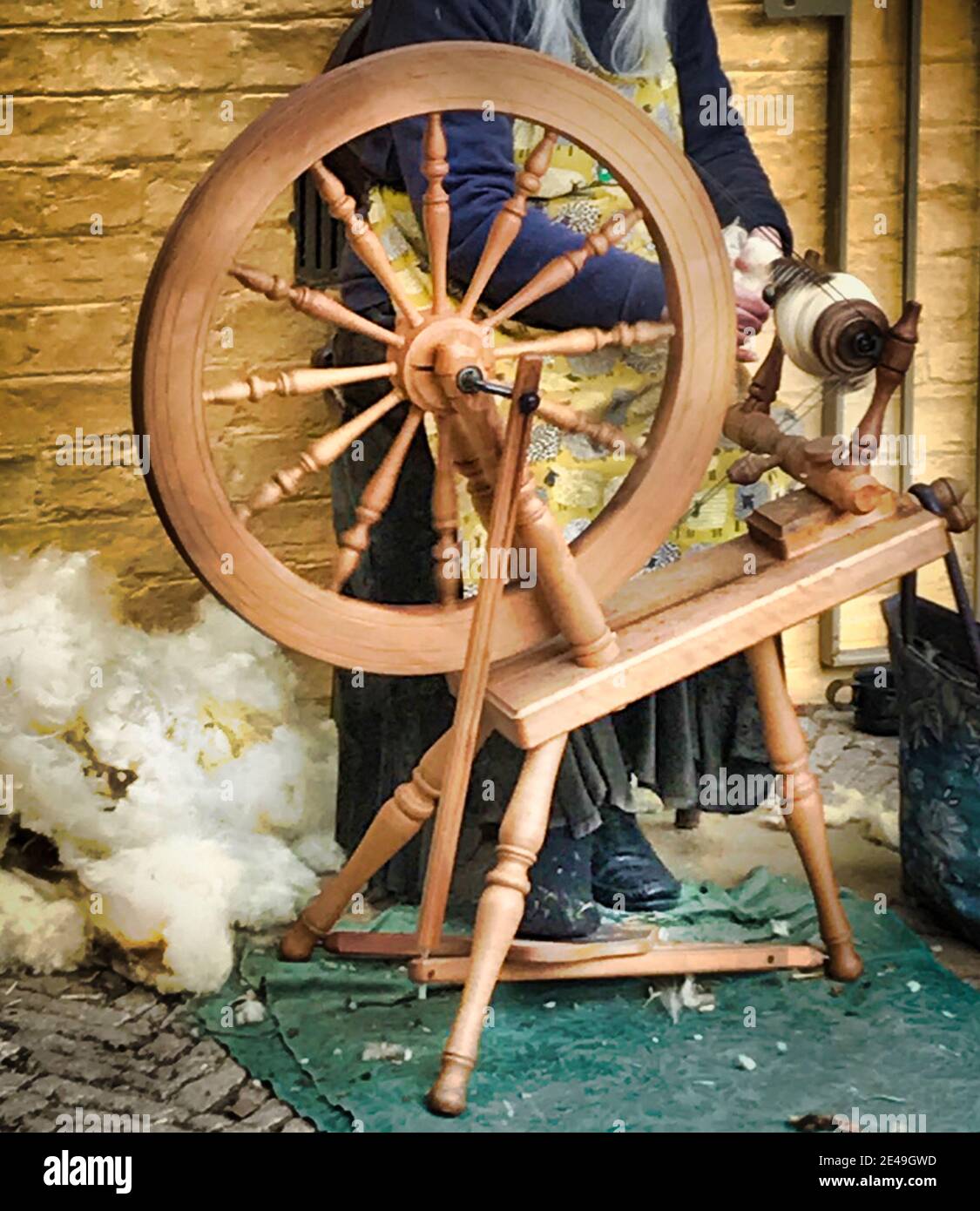 Spinning wheel traditional crafts hi-res stock photography and images ...