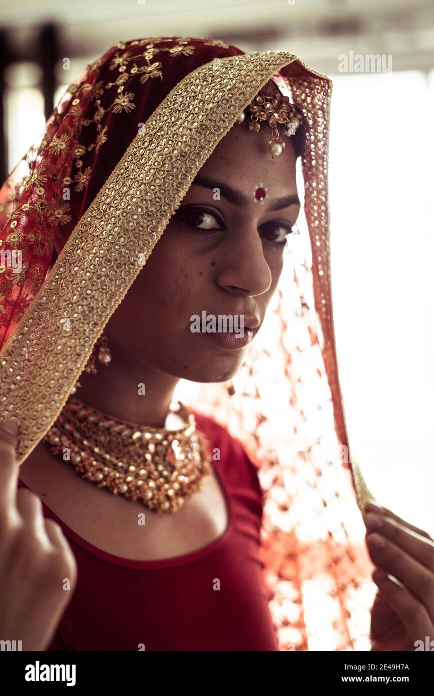 Indian wedding dress veil hi-res stock photography and images - Alamy