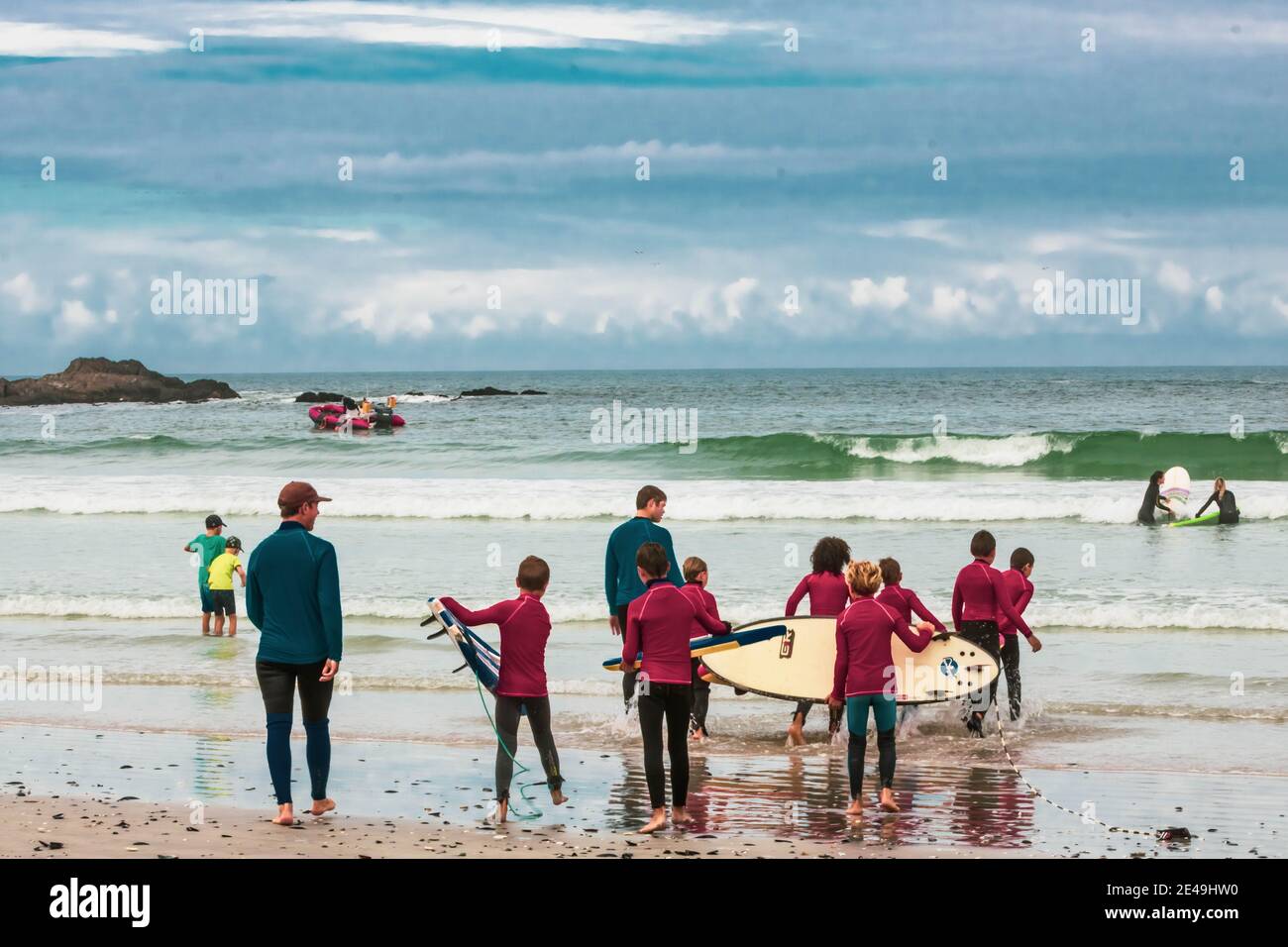 Kids getting ready to surf Stock Photo - Alamy
