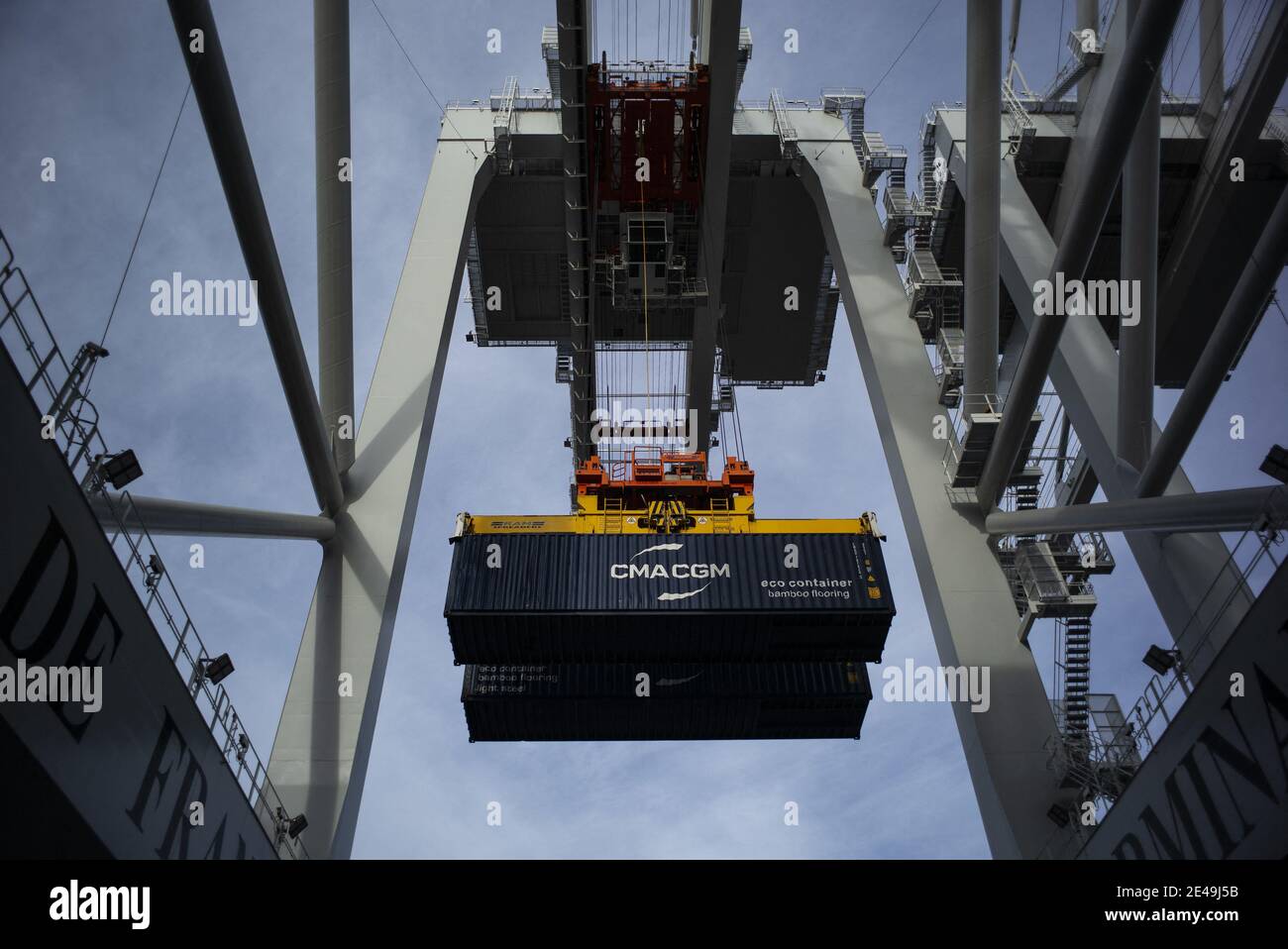 This picture shows containers moving on the container ship "CMA CGM ...