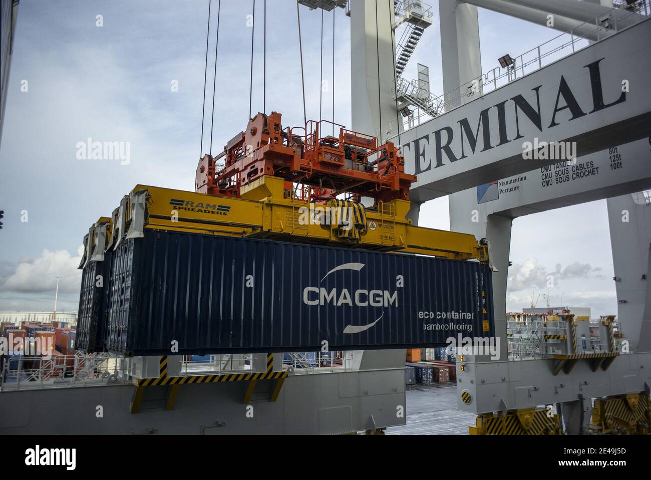 Conteneur port hi-res stock photography and images - Alamy
