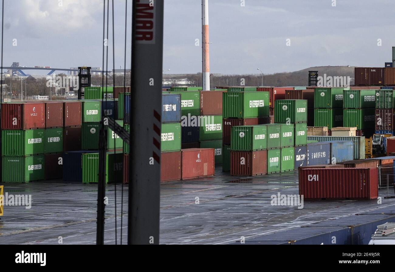 This picture shows containers moving on the container ship "CMA CGM ...