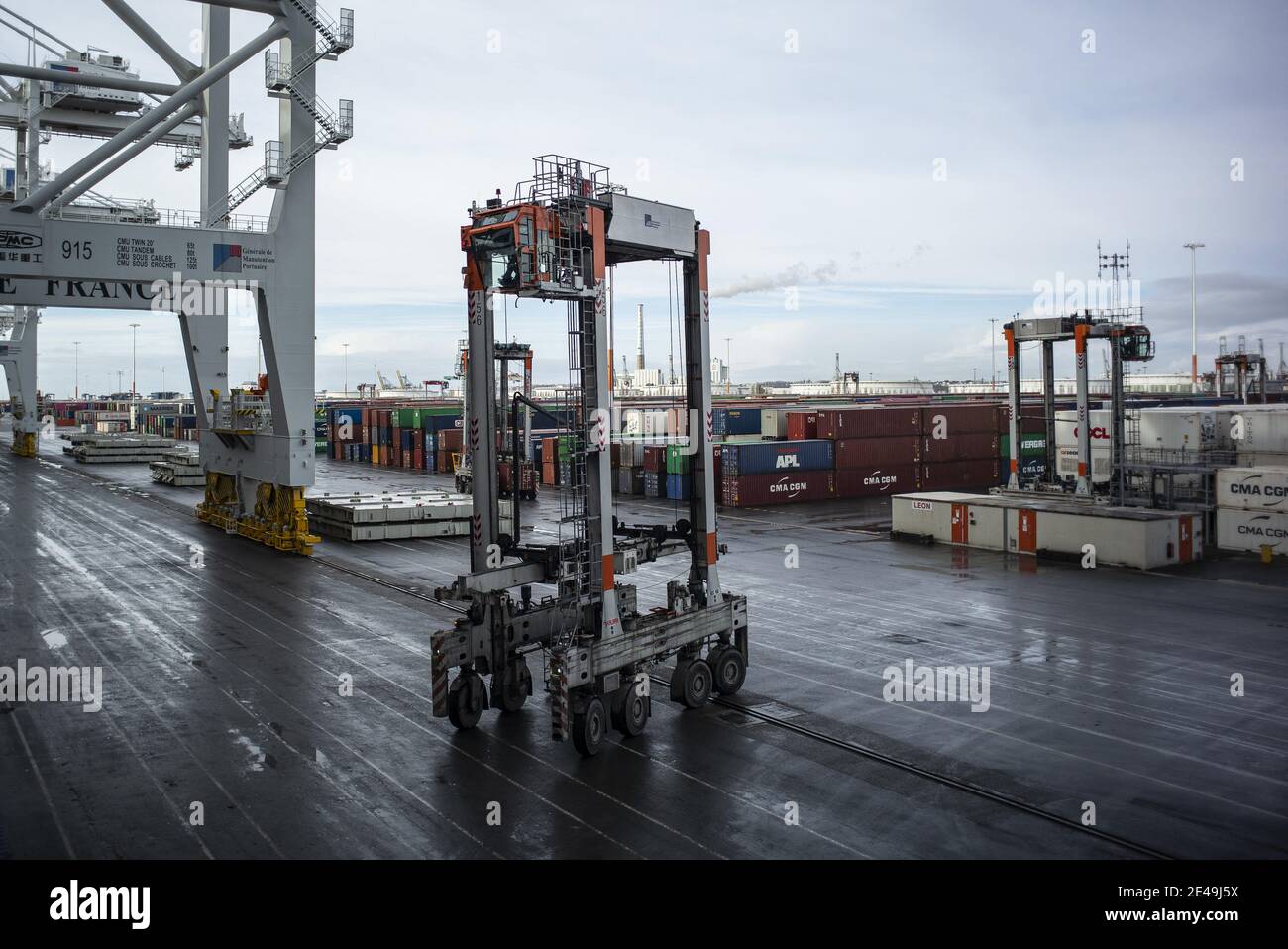 This picture shows containers moving on the container ship "CMA CGM ...