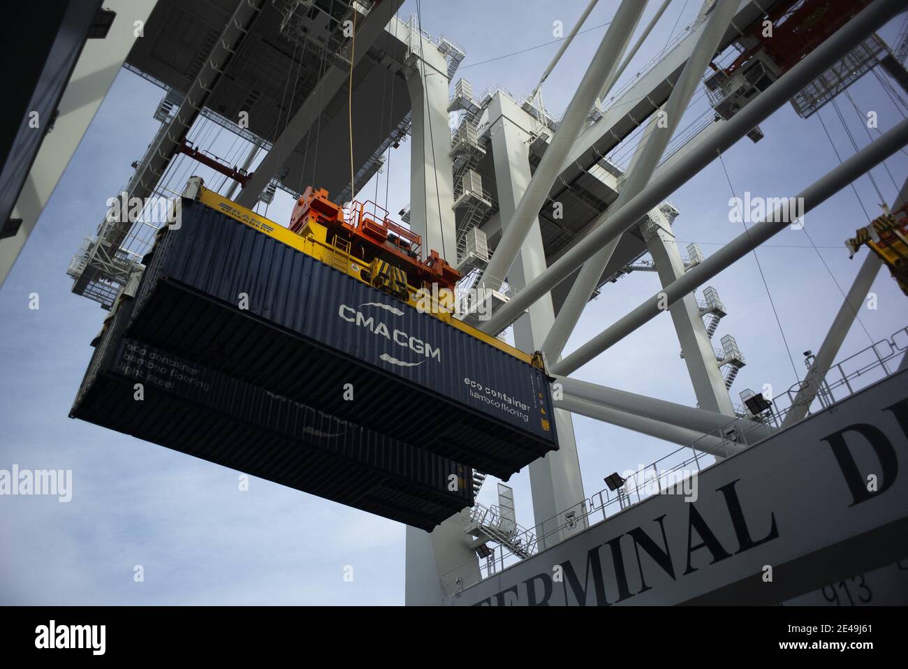 Conteneur port hi-res stock photography and images - Alamy